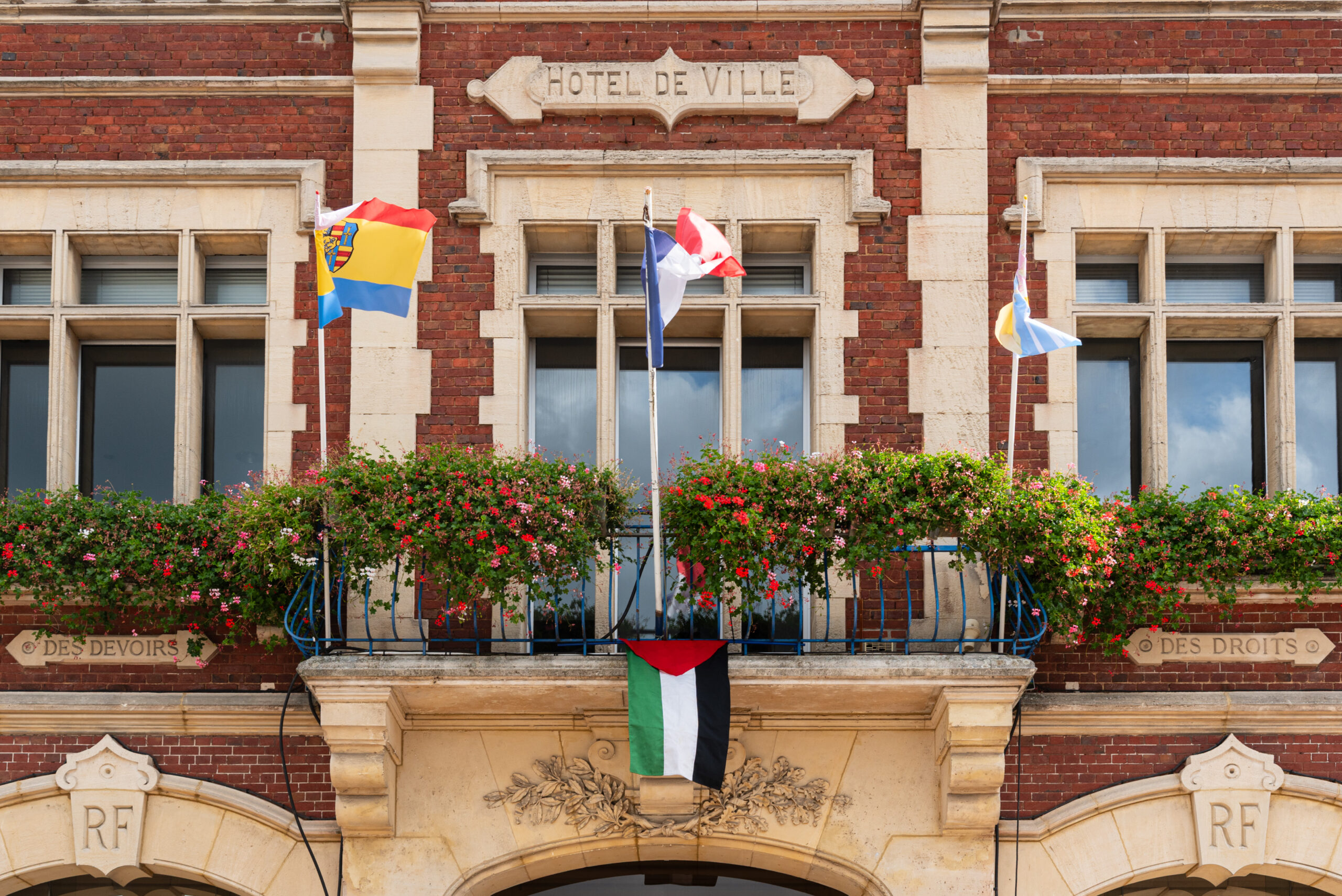 Le drapeau palestinien déployé sur le fronton de l'hôtel de ville ...